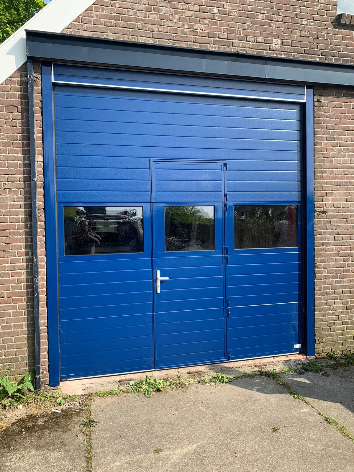 garagedeur met deur erin – Bedrijfsdeuren Nederland