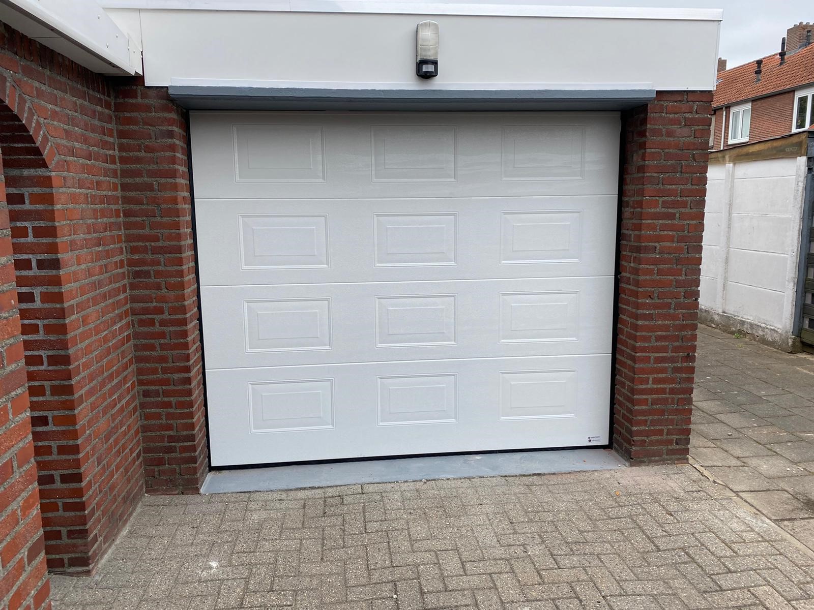 witte garagedeur – Bedrijfsdeuren Nederland